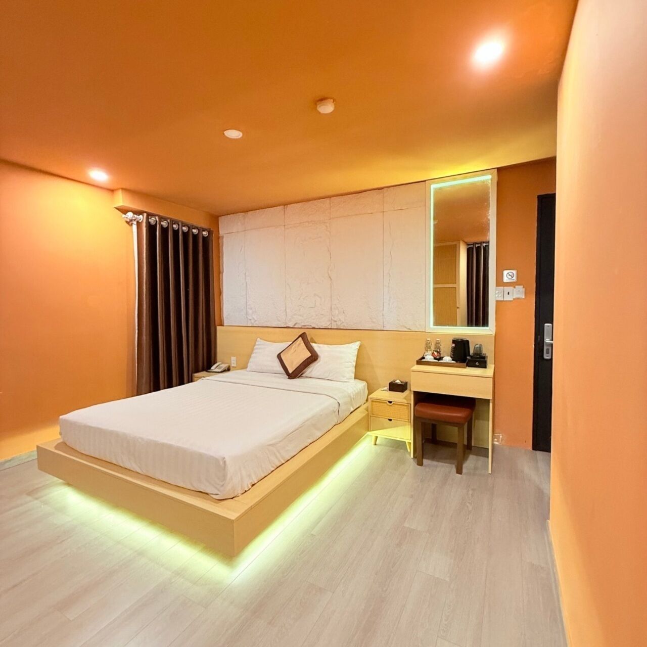 Quarto luxo, sacada, na torre | Escrivaninha, Wi-Fi de cortesia