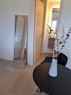 Quarto Duplo, vista para o mar | Casa de banho | Um polibã, um secador de cabelo, toalhas fornecidas, sabão 