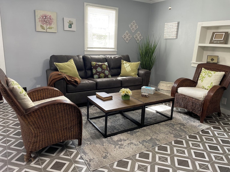 Quiet Downtown Retreat Family-friendly, Work-ready, Cozy Comfort - Bentonville, AR