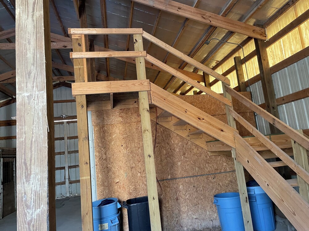 Cozy 2-bedroom house with great barn just outside Martinsville - Morgan ...