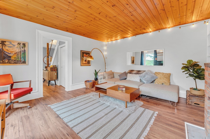 Cozy Pec Retreat W/ Private Hot Tub - Peaceful Winter & Spring Stay - Picton