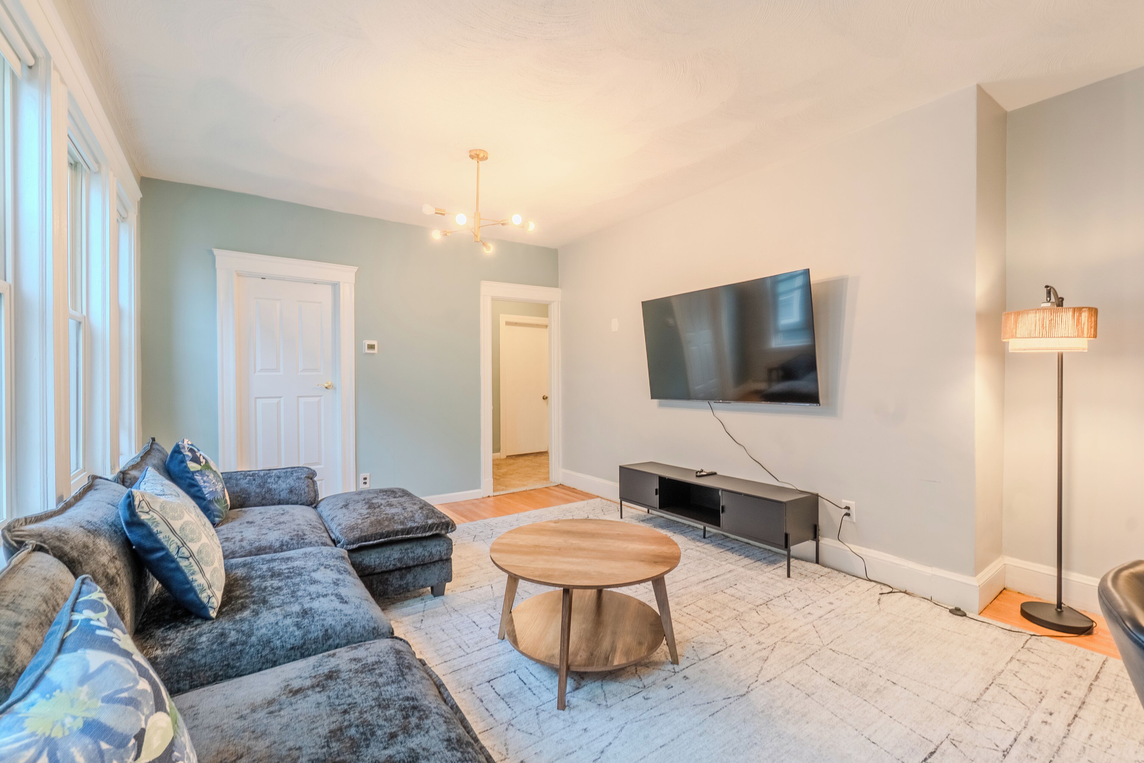 Snug 3bd/2ba - Walk To Tufts/train Station-private Parking/15 Min To Boston - Chelsea, MA