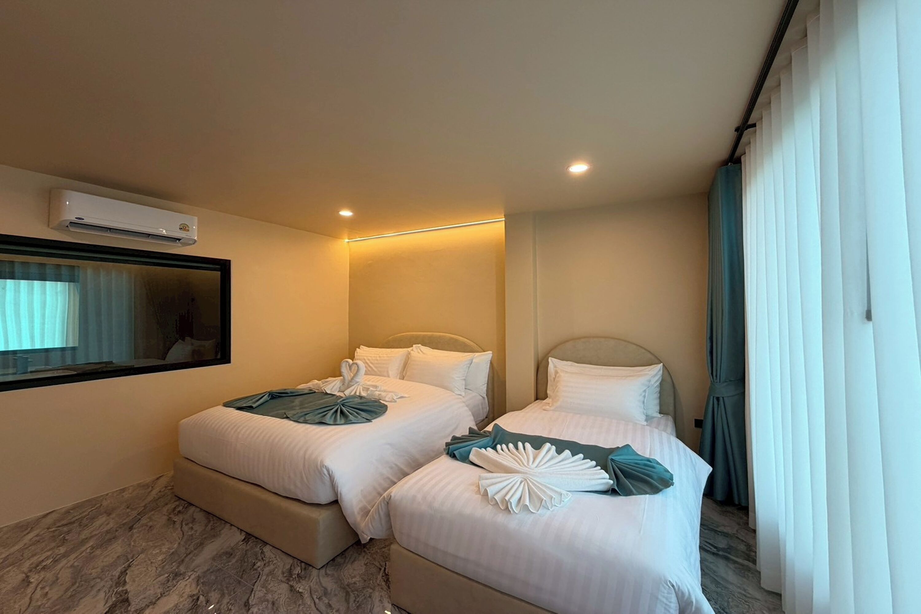 Quarto família | Escrivaninha, Wi-Fi de cortesia, roupa de cama