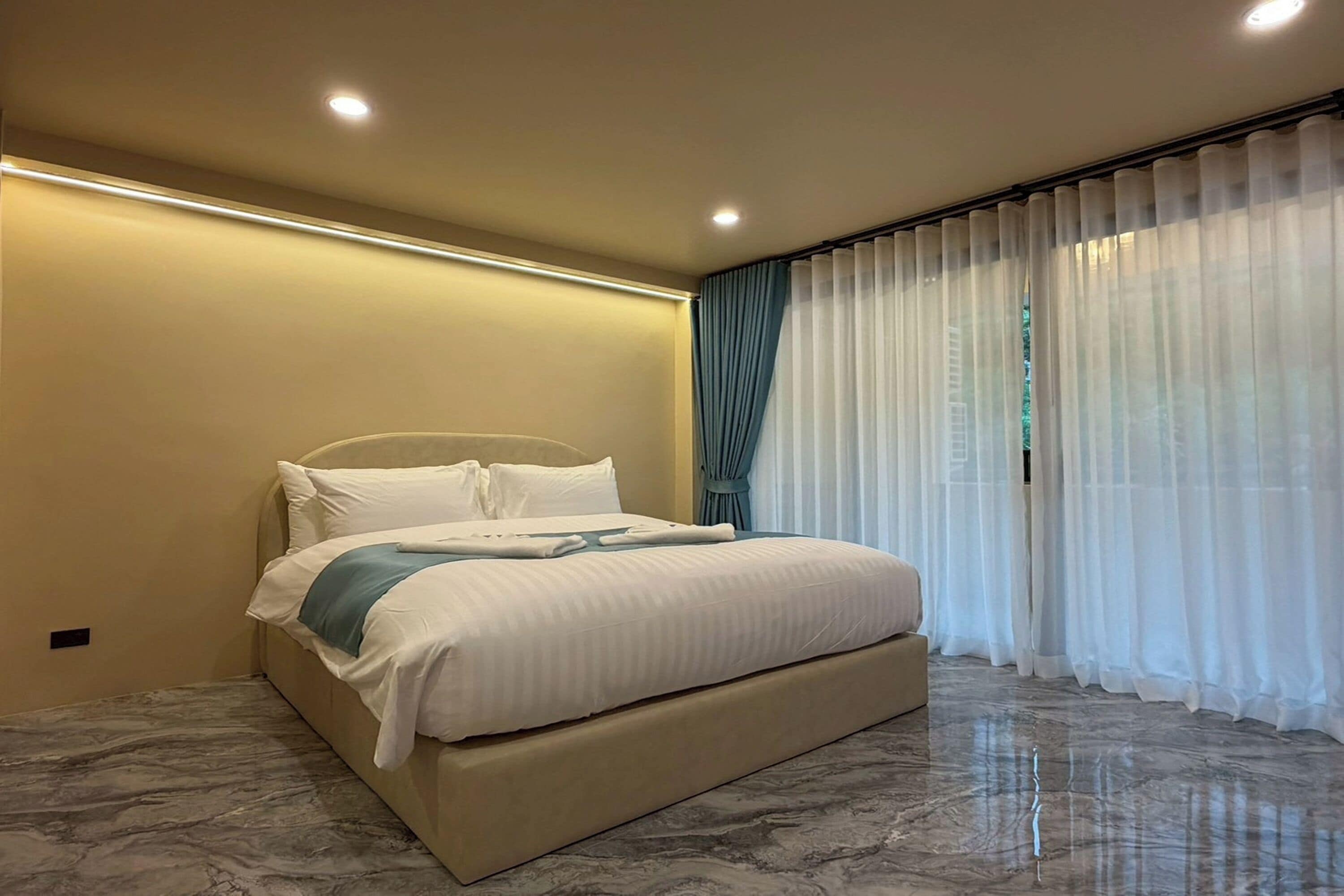 Quarto casal luxo, sacada | Escrivaninha, Wi-Fi de cortesia, roupa de cama