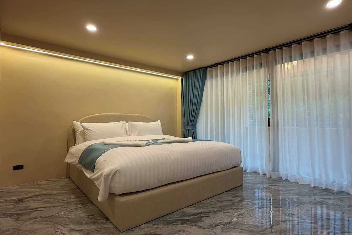 Quarto casal luxo, sacada | Escrivaninha, Wi-Fi de cortesia, roupa de cama