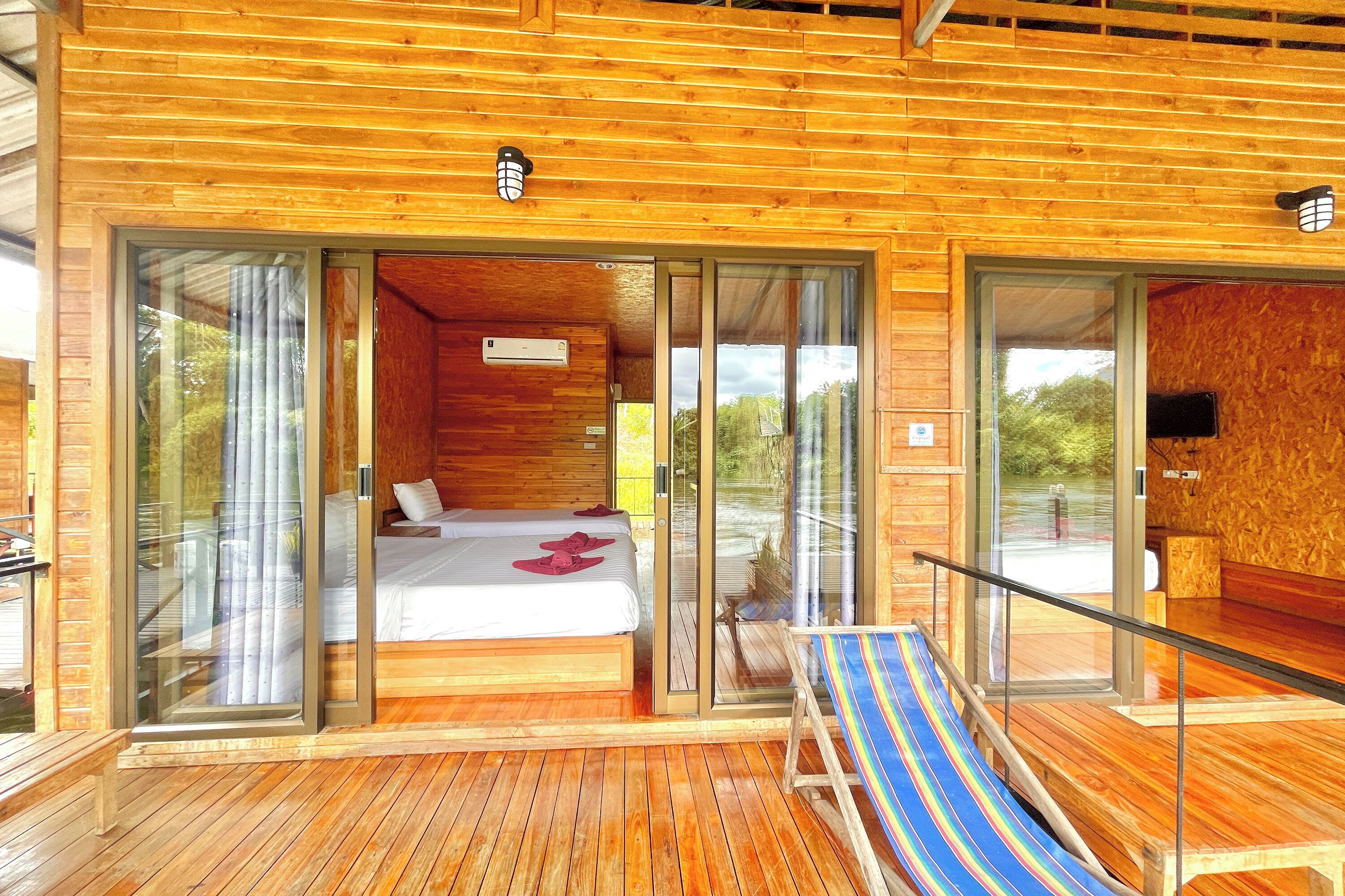 Quarto Triplo | Secretária, camas desdobráveis, roupa de cama fornecida 