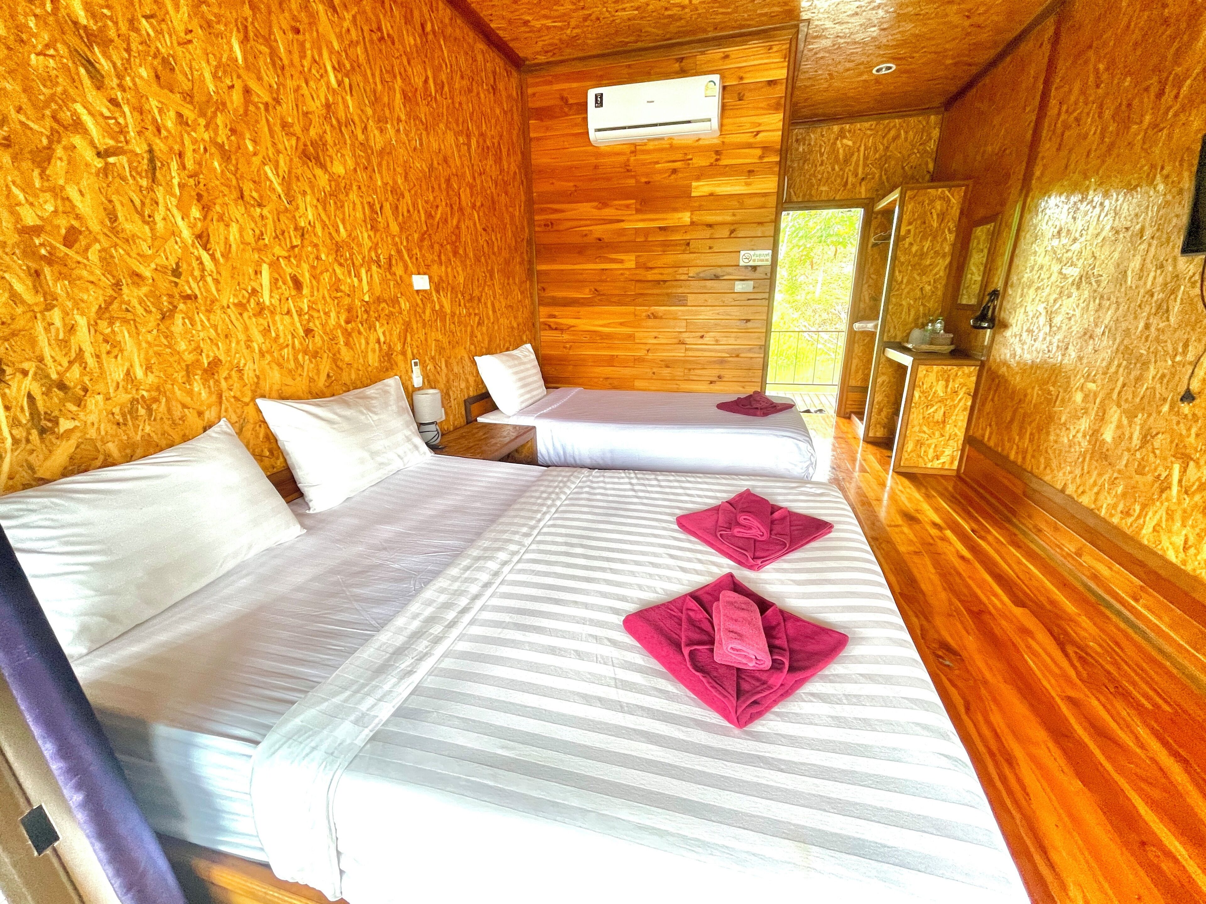 Quarto Triplo | Secretária, camas desdobráveis, roupa de cama fornecida 