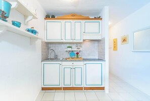 Estúdio Familiar (La Terrazza Segreta) | Kitchenette privada | Um frigorífico, uma placa de cozinha, uma cafeteira/bule 