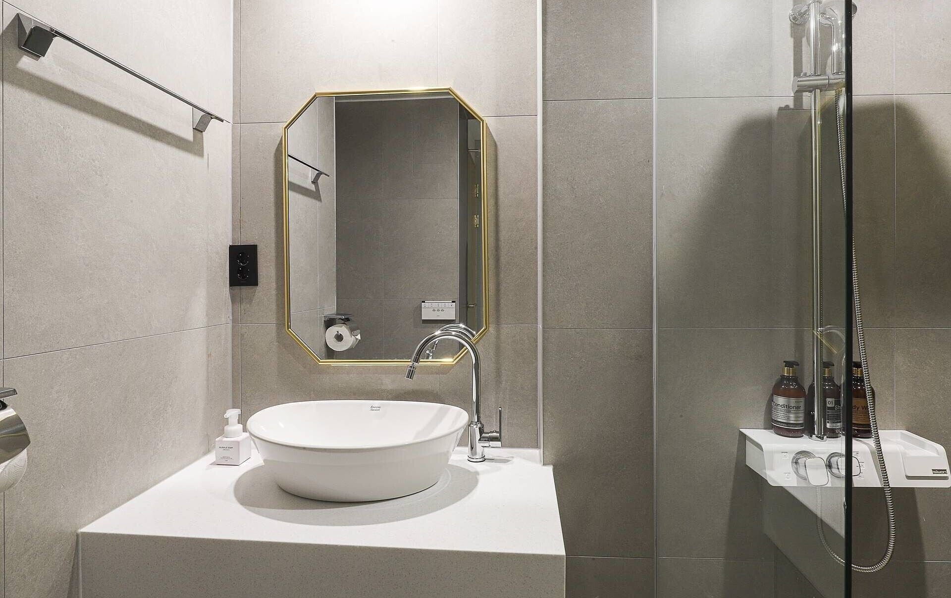 Quarto casal standard, vista para a cidade | Banheiro | Chuveiro/banheira combinados, secador de cabelo, toalhas de banho 
