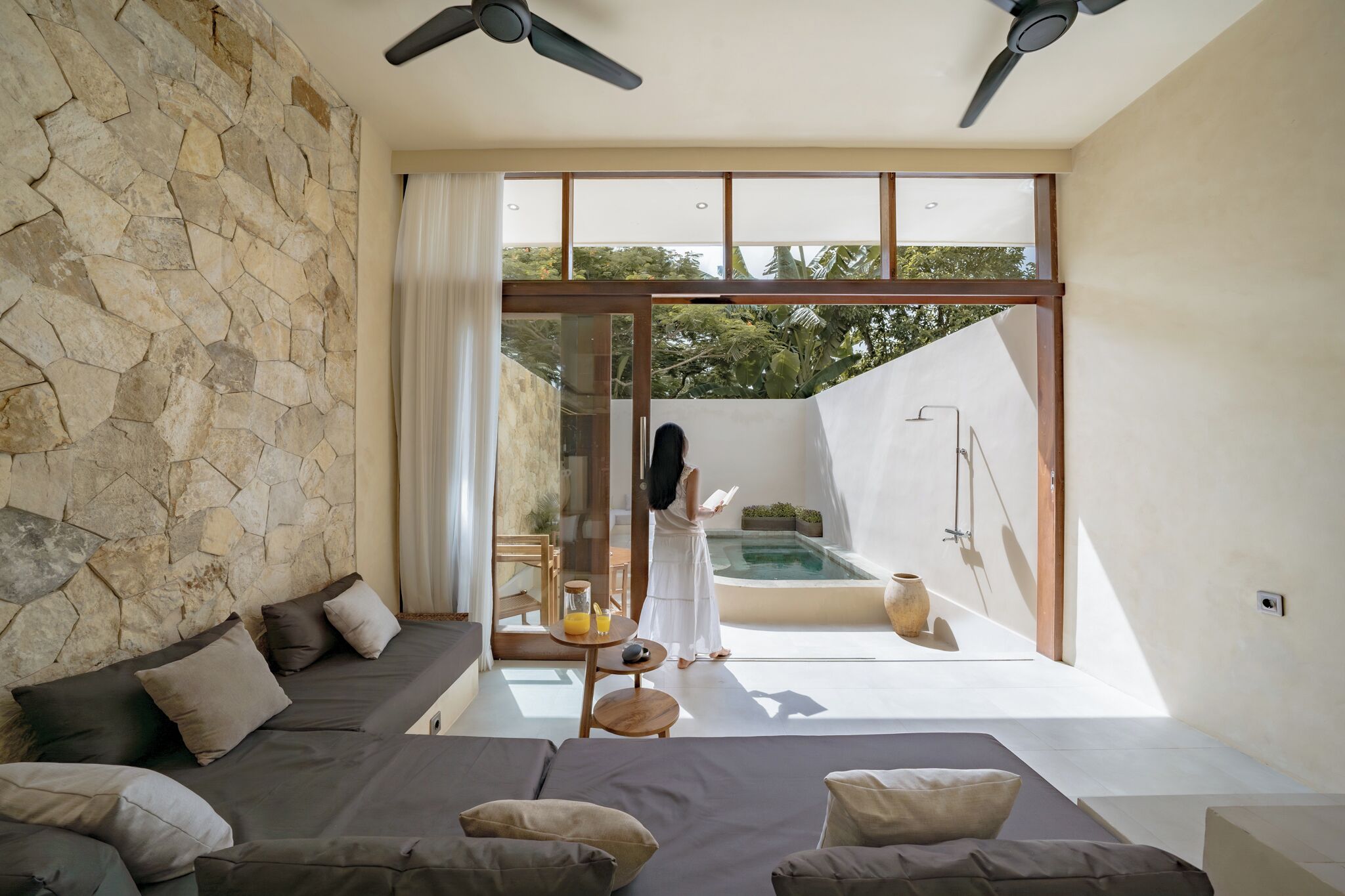 Vila, 3 quartos, varanda, vista para a piscina | Área de estar | Smart speakers