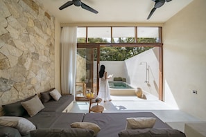 Villa, 3 quartos, pátio, vista para a piscina | Sala de estar | Colunas inteligentes 