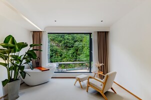 Quarto Duplo Premier, vista para a colina | Roupa de alta qualidade, edredões de penas, com decoração personalizada 