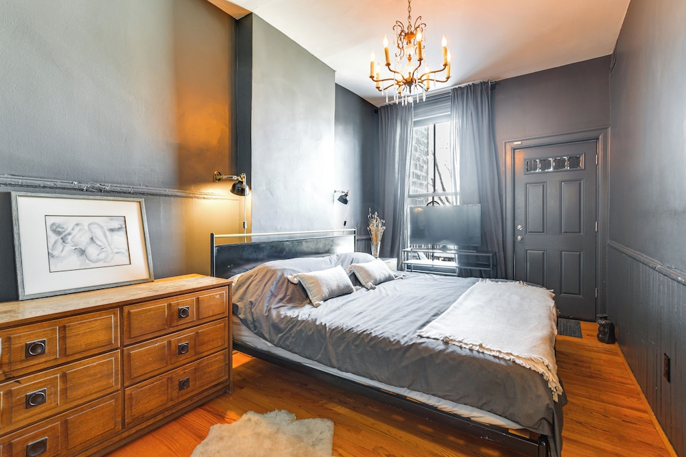 Extended Stay in West Town! Walkable, Updated Unit - Chicago | Stayz