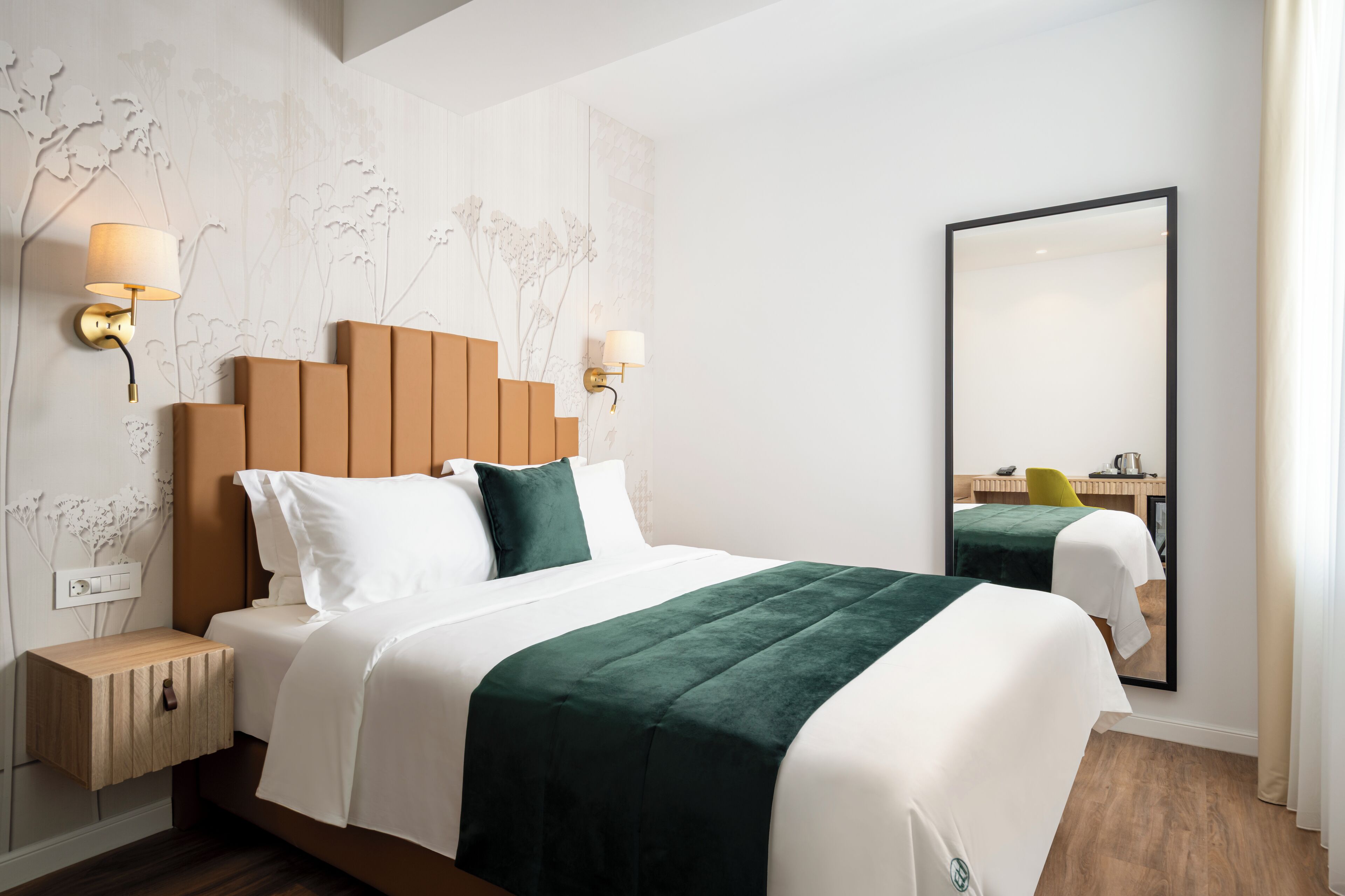 Quarto Duplo, 1 cama queen-size | Cofre no quarto, secretária 