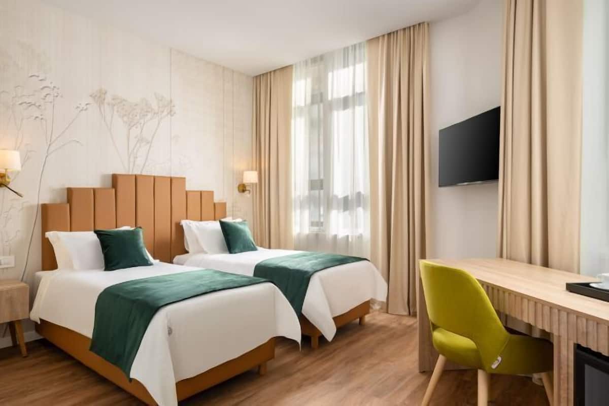 Cofre no quarto, secretária