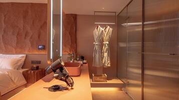 Quarto Duplo Sénior | Minibar, cofre no quarto, secretária, cortinas/cortinados opacos