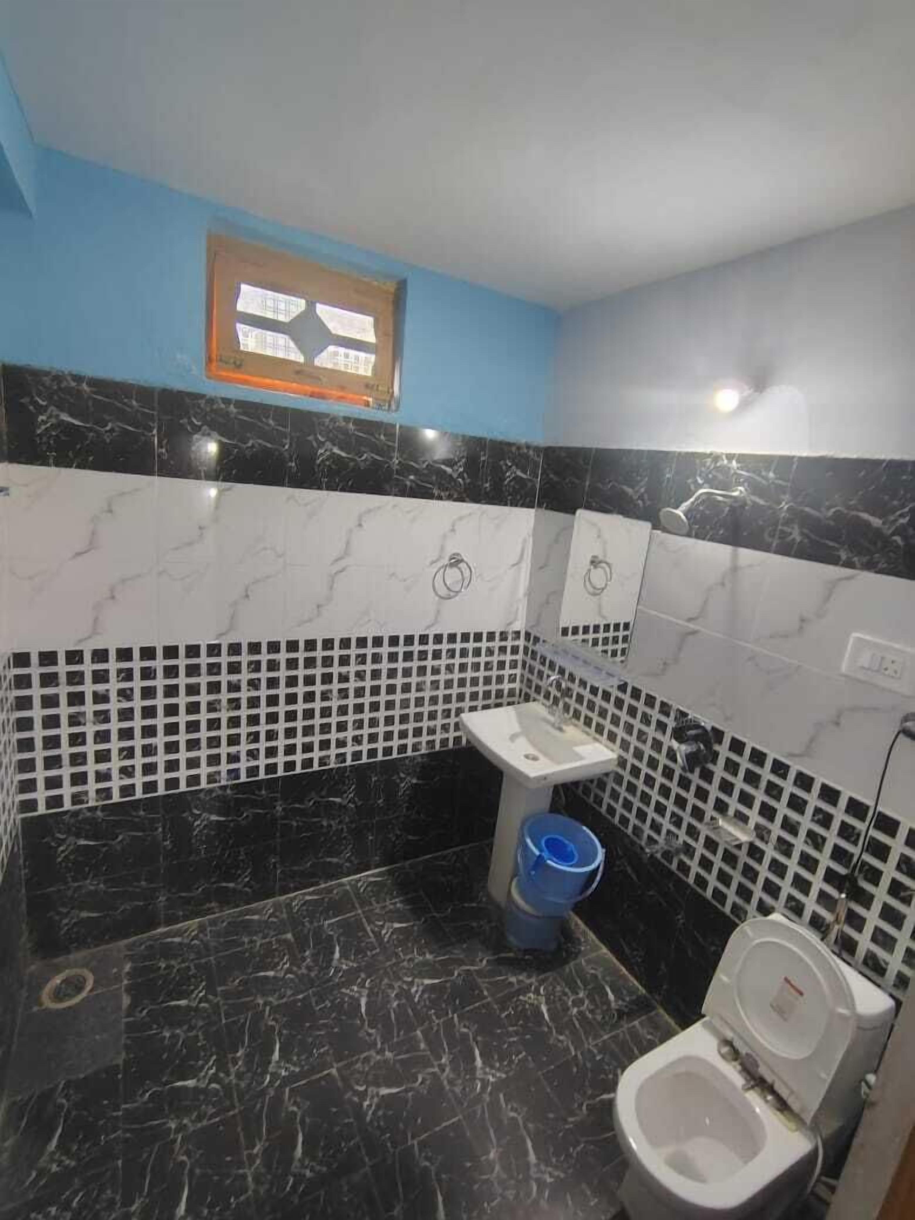Quarto Triplo Standard, vista para o jardim | Casa de banho | Um polibã, artigos de higiene pessoal grátis, toalhas fornecidas, sabão 