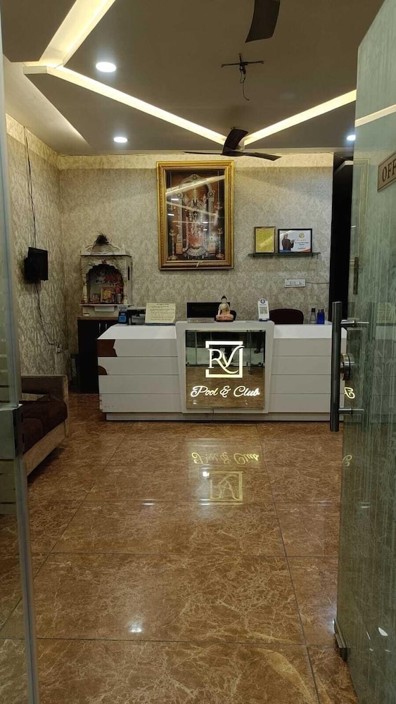 Rv Pool Resort - Indore