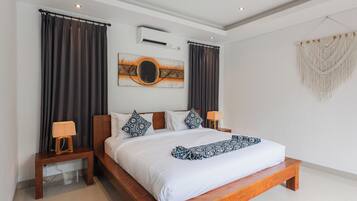 Villa, 2 quartos, vista para a piscina | Secretária, secretária adequada para computadores portáteis