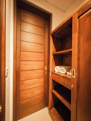 Vila, 2 quartos, vista para a piscina | Banheiro | Banheira e chuveiro separados, produtos de toalete grátis