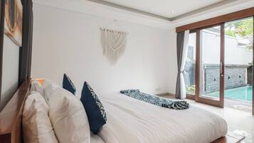 Villa, 2 quartos, vista para a piscina | Secretária, secretária adequada para computadores portáteis