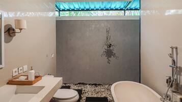 Villa, 2 quartos, vista para a piscina | Casa de banho | Um polibã e uma banheira separados, artigos de higiene pessoal grátis