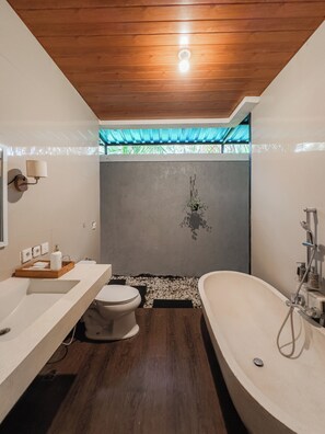 Vila, 2 quartos, vista para a piscina | Banheiro | Banheira e chuveiro separados, produtos de toalete grátis