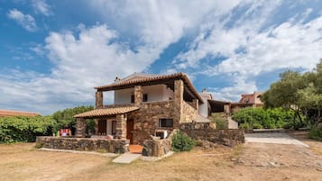 Apartamento, 2 quartos, varanda, vista para o jardim | Fachada