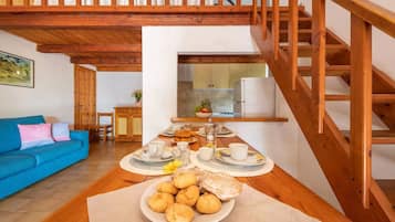 Apartamento, 2 quartos, varanda, vista para o jardim | Sala de jantar