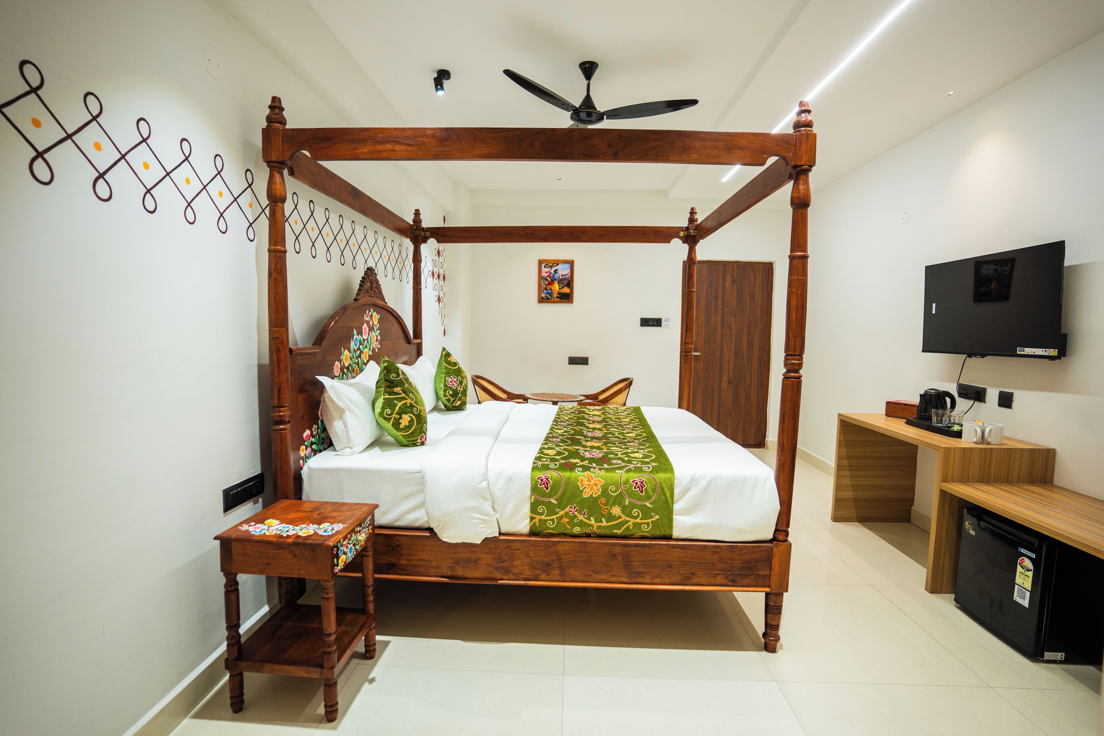 Quarto Duplo Deluxe, 1 cama king-size, Vista para a cidade | Roupa de alta qualidade, minibar, secretária 