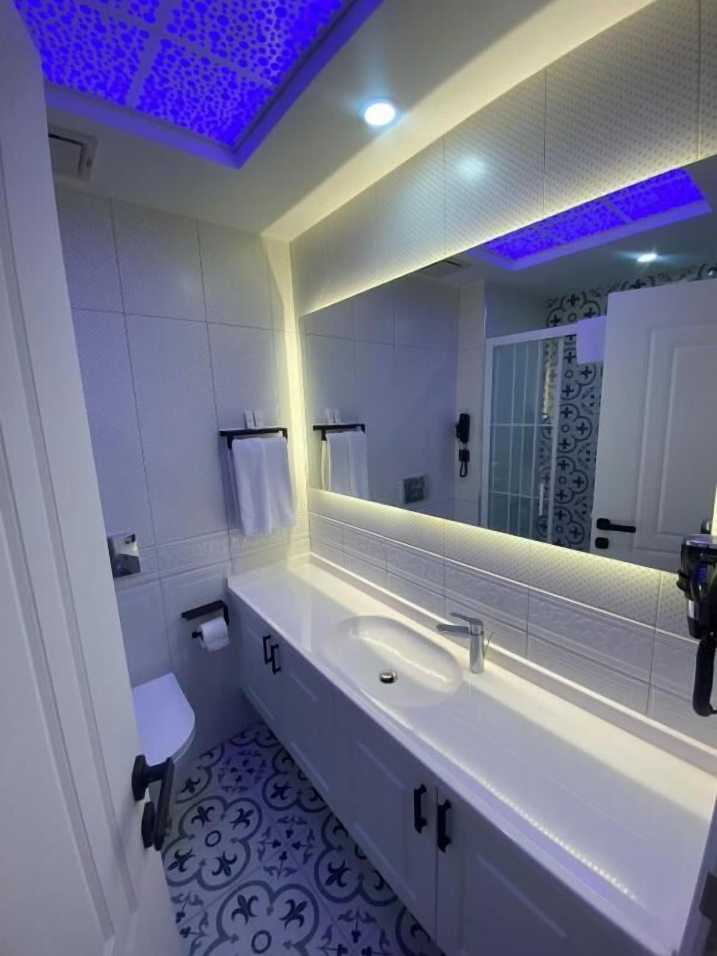 Um polibã, um secador de cabelo, chinelos, toalhas fornecidas 