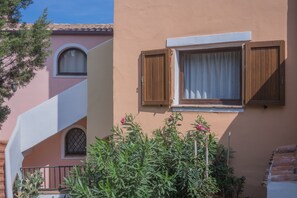 Apartamento, 1 quarto, sacada | Detalhe da fachada