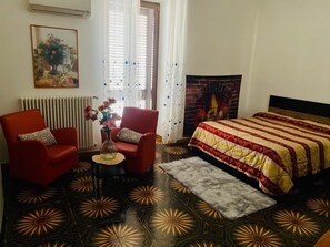 Quarto Deluxe, varanda | Secretária, secretária adequada para computadores portáteis 