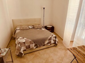 Quarto de Luxo, varanda | Secretária, secretária adequada para computadores portáteis 