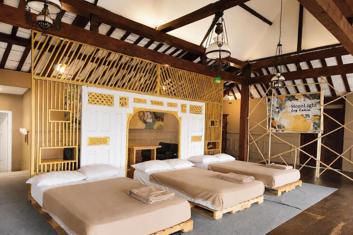 Quarto casal com design assinado, sacada, vista para a colina | Quartos à prova de som, roupa de cama