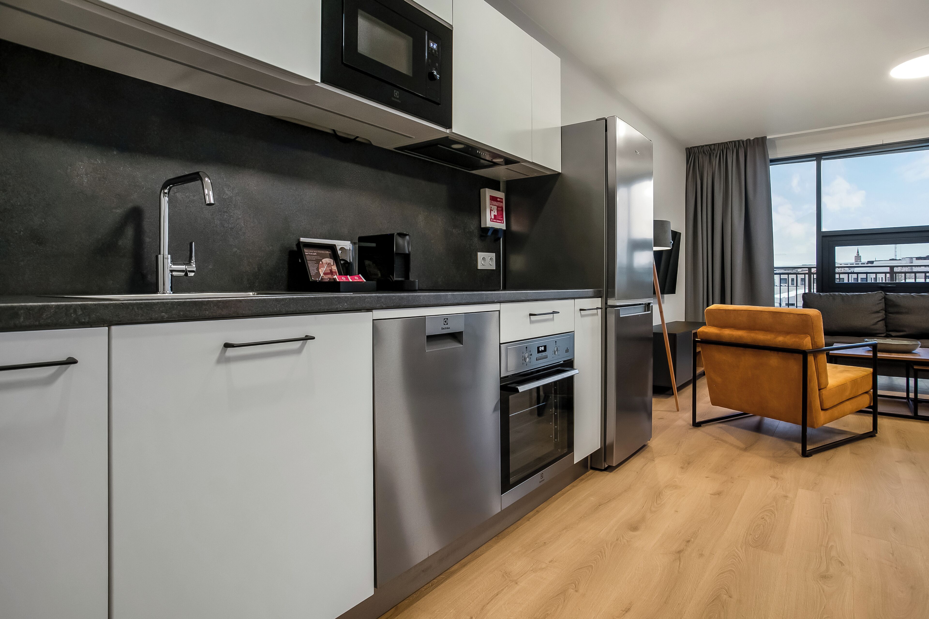 Apartamento Comfort | Cozinha privada | Um frigorífico/congelador grande, um forno, uma máquina de lavar louça 