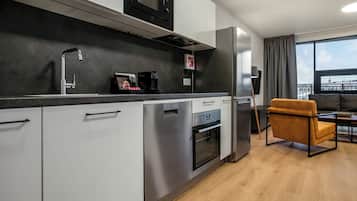 Apartamento Comfort | Cozinha privada | Um frigorífico/congelador grande, um forno, uma máquina de lavar louça