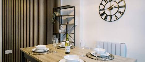 Apartamento, 2 quartos | Sala de jantar