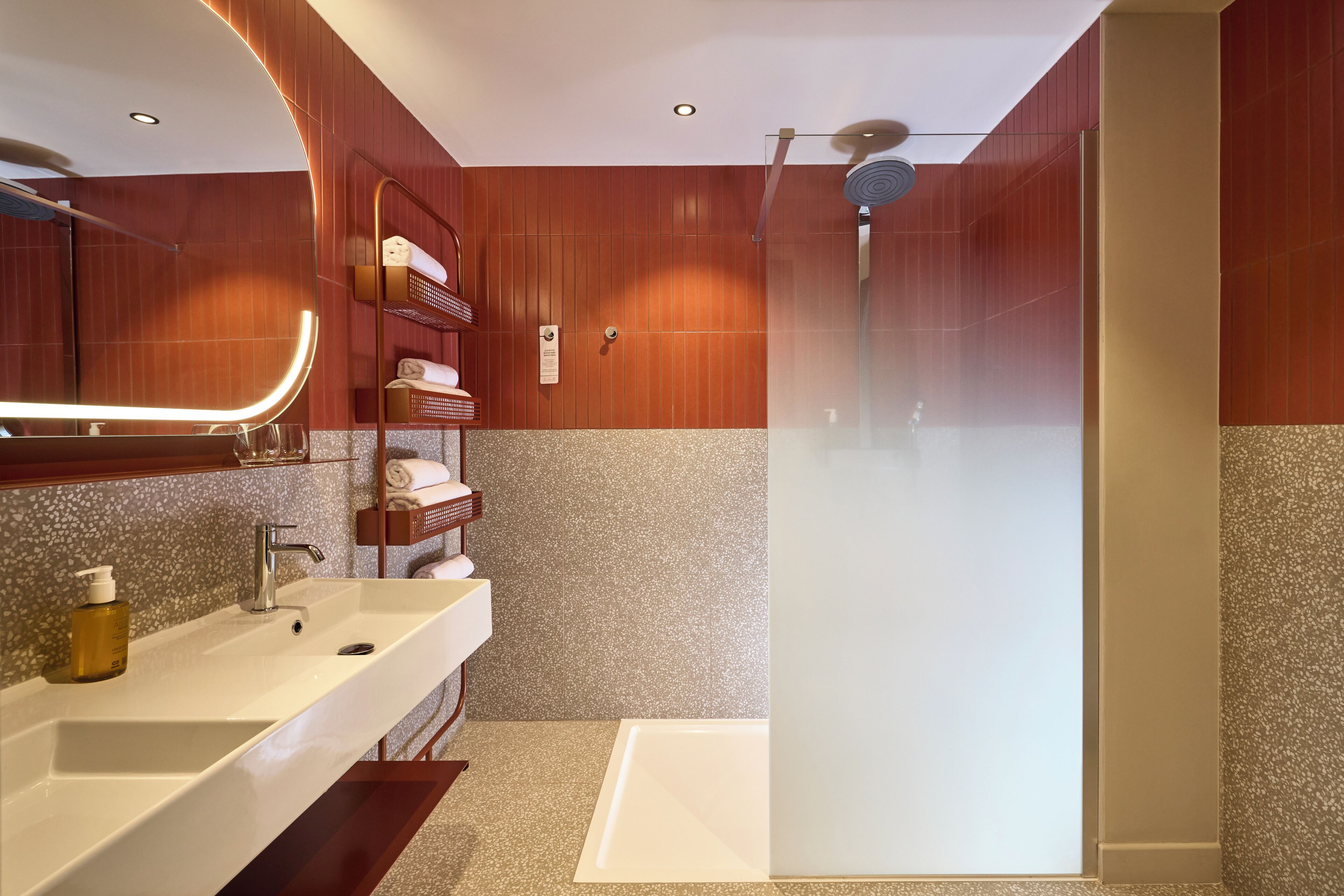 Quarto luxo, várias camas | Banheiro | Secador de cabelo, toalhas de banho, sabonete, shampoo