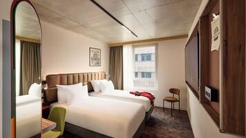 Quarto Superior, 2 camas individuais | Sala de estar | Televisor de ecrã plano de 65 polegadas com canais via satélite