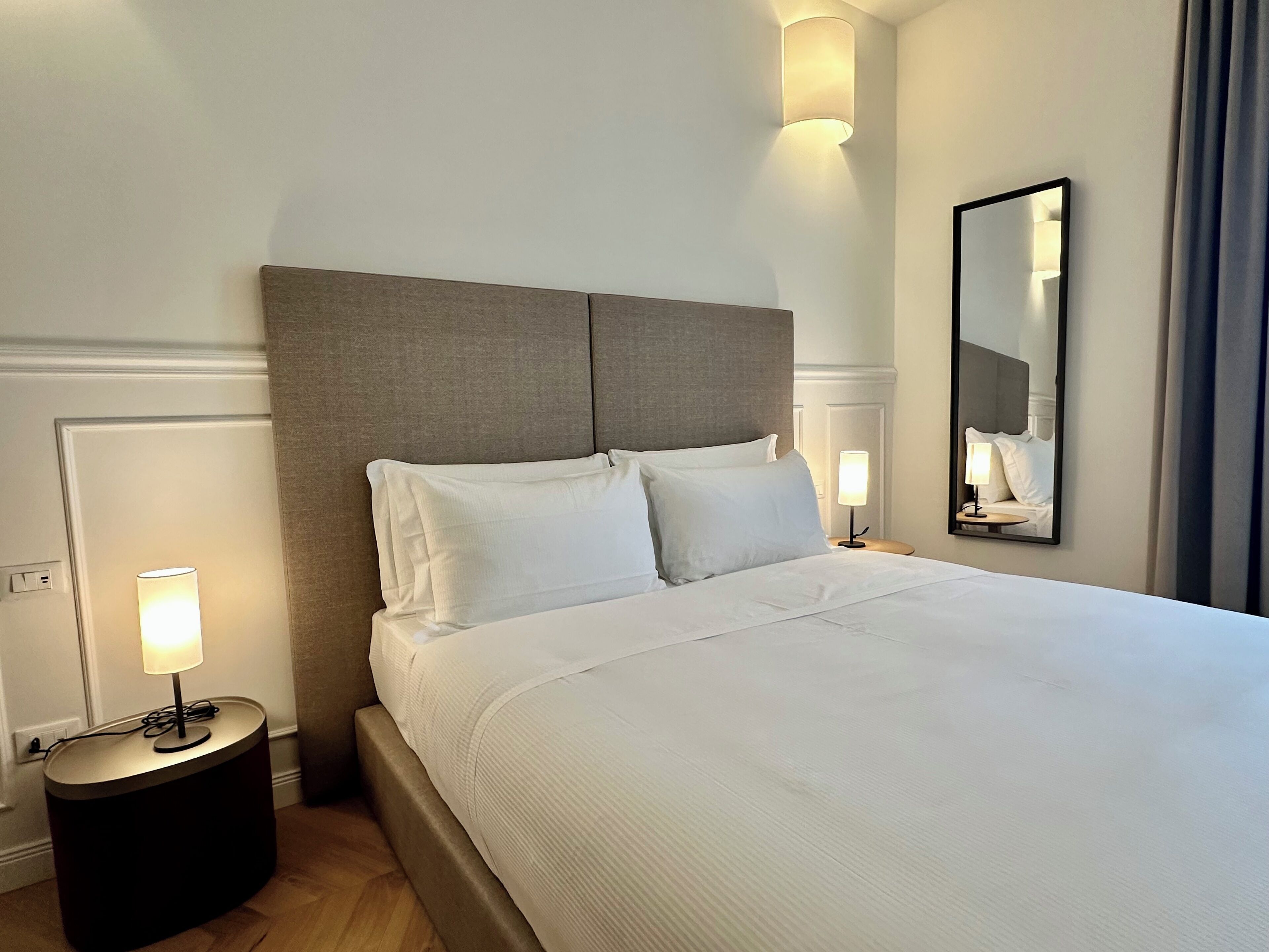 Cofres nos quartos, cortinas blackout, Wi-Fi de cortesia