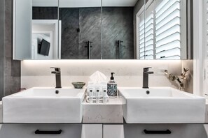 Casa, 5 quartos, acessível, piscina privativa | Casa de banho