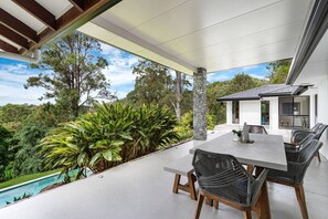 Casa, 5 quartos, acessível, piscina privativa | Refeições ao ar livre