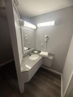 Quarto Comfort, 2 camas queen-size, não fumadores | Casa de banho | Artigos de higiene pessoal grátis, um secador de cabelo 