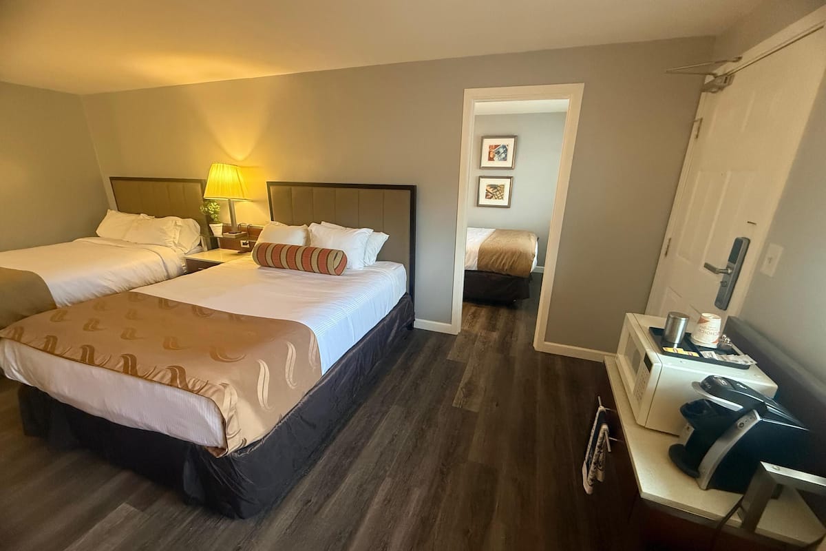 Quarto Executivo, várias camas, não fumadores | Secretária, secretária adequada para computadores portáteis