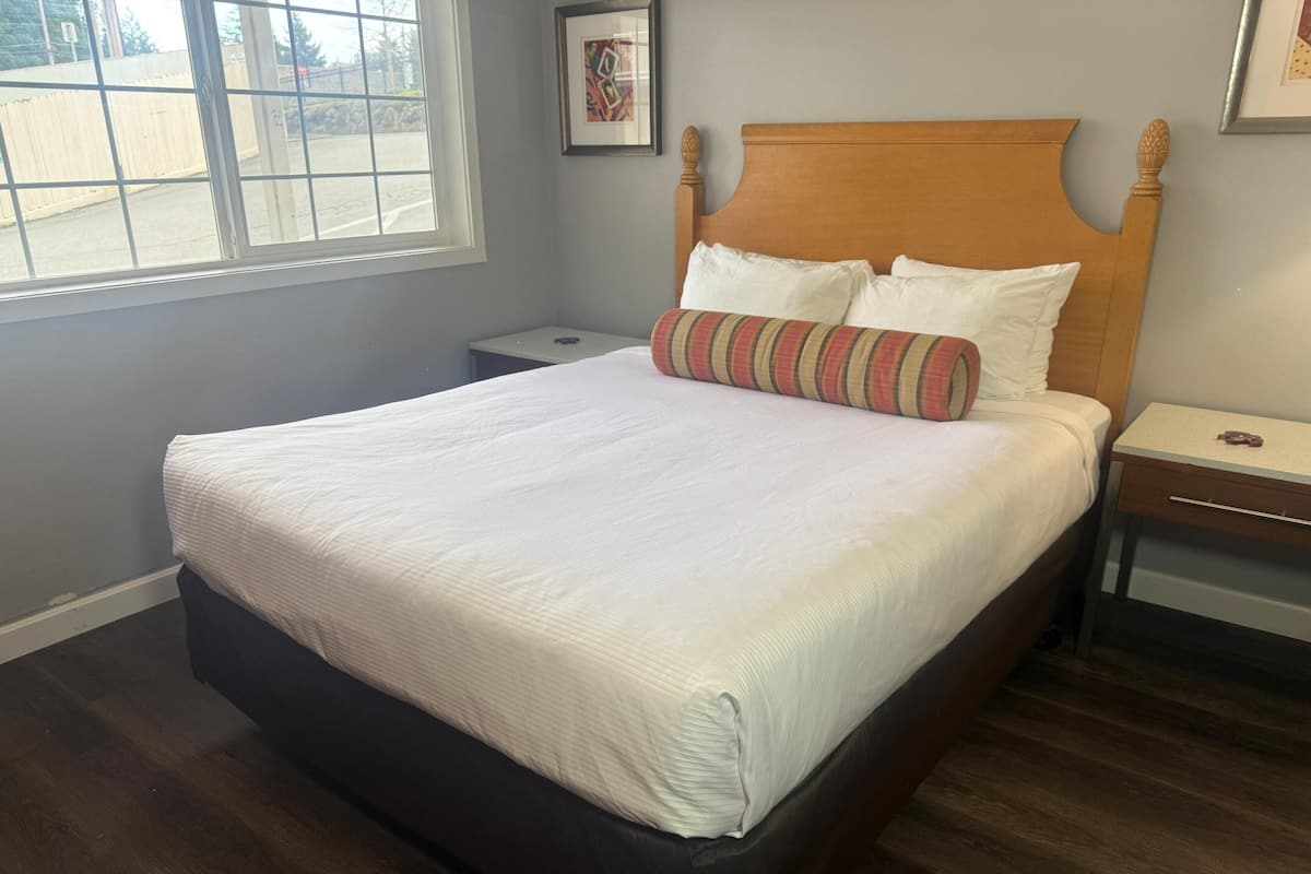 Quarto Standard, 1 cama queen-size, banheira adaptada para pessoas com dificuldades motoras | Secretária, secretária adequada para computadores portáteis