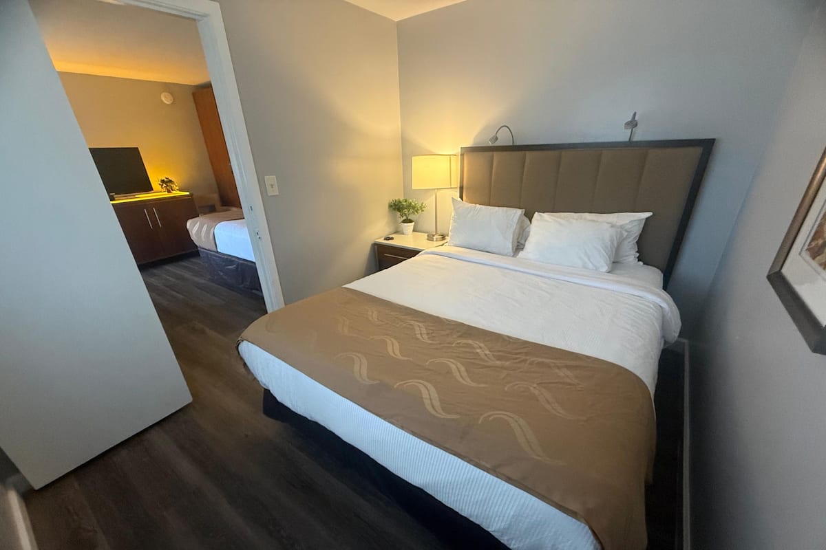 Quarto Comfort, 2 camas queen-size, não fumadores | Secretária, secretária adequada para computadores portáteis