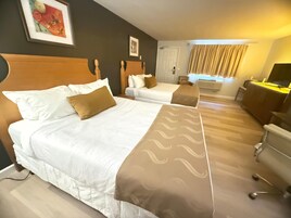 Quarto Standard, 2 camas queen-size, não fumadores | Secretária, secretária adequada para computadores portáteis 