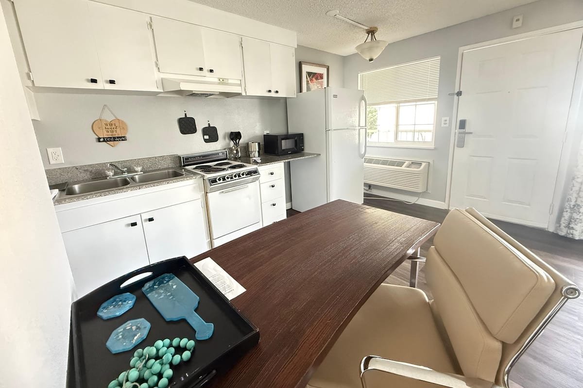 Quarto Standard, 1 cama queen-size, não fumadores, cozinha | Cozinha privada | Minifrigorífico, um micro-ondas, uma cafeteira/bule