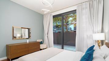 Apartamento de Luxo, 2 quartos, vista para a piscina | Secretária, secretária adequada para computadores portáteis